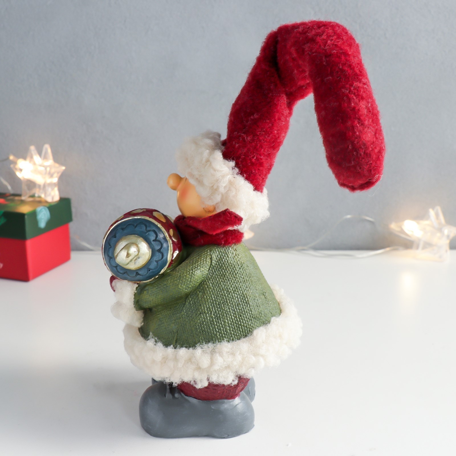 Сувенир полистоун "Гномик в красном колпаке с ёлочной игрушкой" 10,5х12 ...